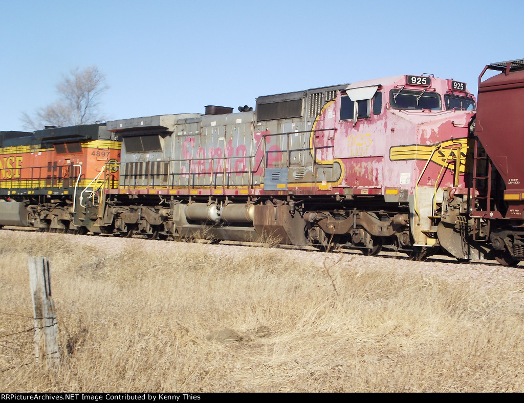 Badly Faded Dash8-40CW BNSF 925